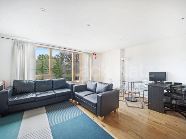 Modern 2 bed 2 bath property within a secure new development