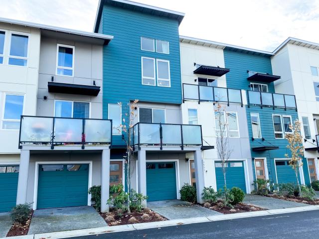 Modern 2 bed, 2 bath Townhome in Shoreline
