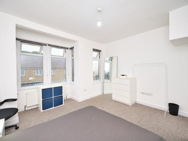 Modern 2 Bed Apartment near Upton Park Station E13