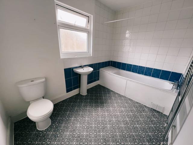 Modern 2 Bed Apartment to Let in Bush Hill Park