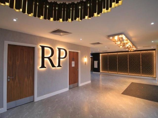 Modern 2 Bed Apartment with Balcony