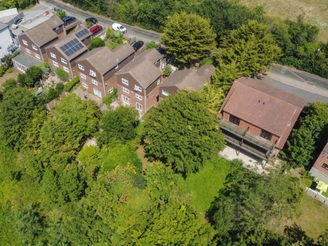 Modern 2 Bed Apartment with Balcony, Parking, Near Greenhithe Station