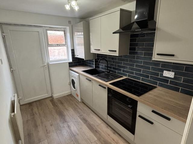 Modern 2 Bed Ground Floor Flat – 10 Mins from Sout
