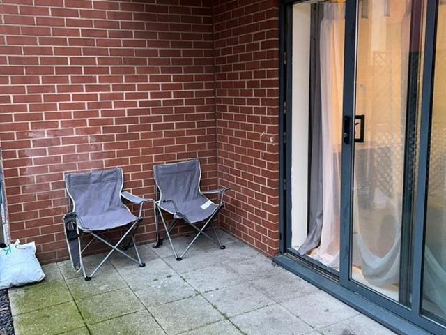 Modern 2 Bed Flat with En Suite & Parking