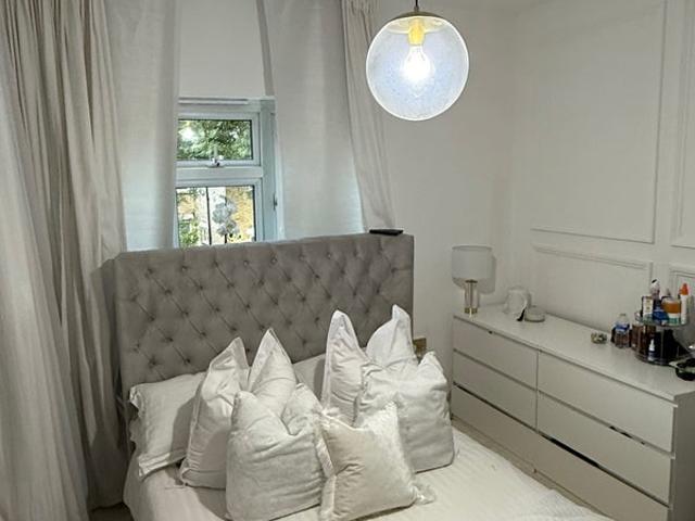 Modern 2 bed flat with garden access