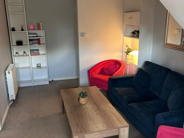 Modern 2 Bed Flat with Terrace and Parking