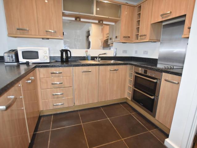 Modern 2 Bed Flat | Great Isleworth Location