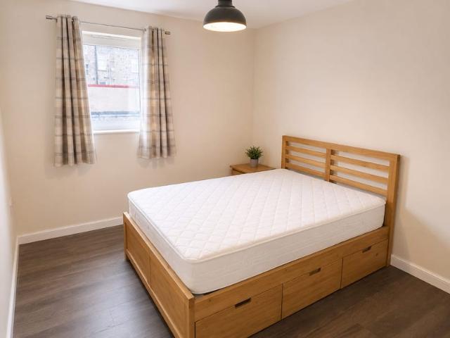 Modern 2 bed flat in close to City centre with par