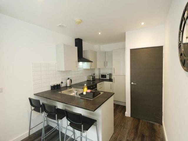 Modern 2 bed flat in L8, close to city