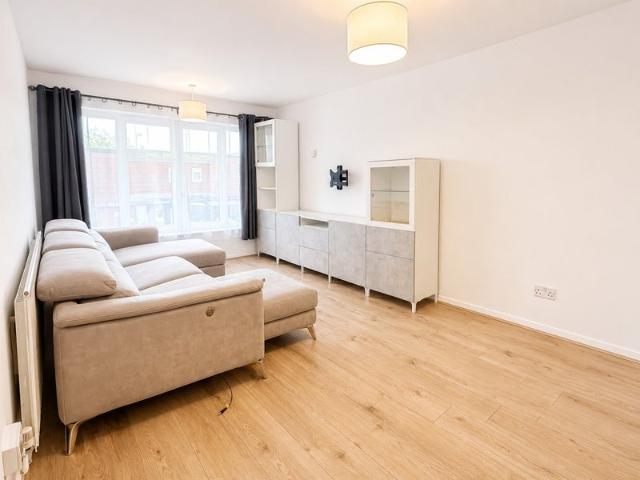 Modern 2 Bed Flat | Newly decorated | part furn