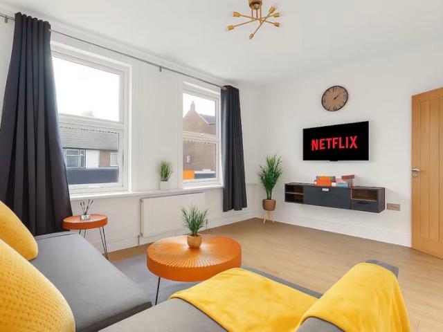 Modern 2 bed flat next to Upton Park station