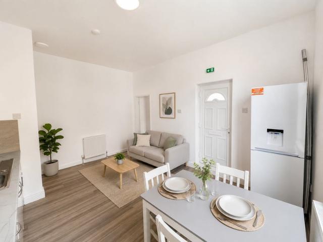 Modern 2 Bed in – Fully Furnished – Zero Deposits