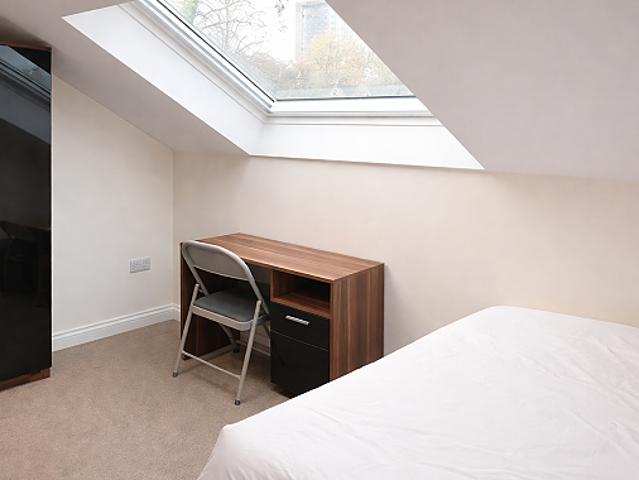 Modern 2 Bed Student Apartment with Large Communal Gardens & Free Parking Sheffield