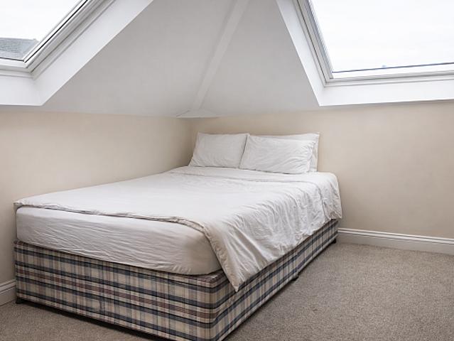 Modern 2 Bed Student Apartment with Large Communal Gardens & Free Parking Sheffield