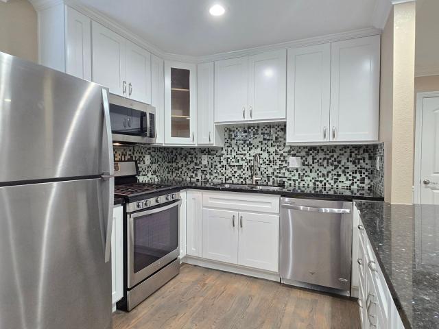 Modern 2 Bedroom Apartment in Desirable Santa Clara, Open Kitchen, Wood Floors, A/C!