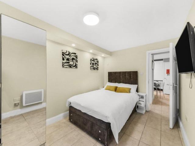 Modern 2 Bedroom Flat W Parking in Stratford