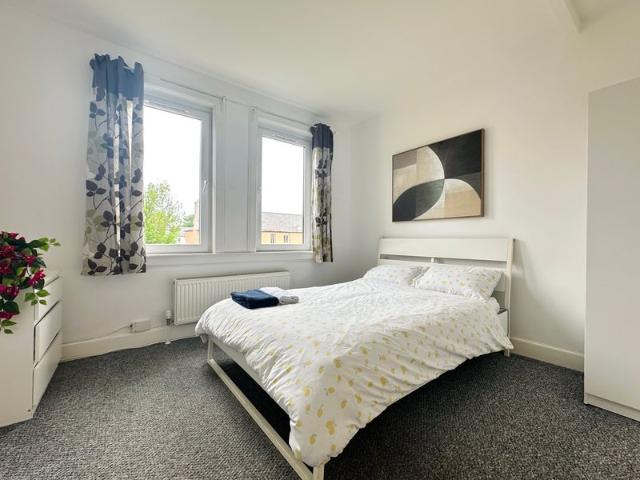 Modern 2 Bedroom Top Floor Flat with Free Parking