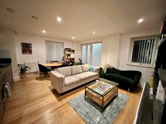 Modern 2 bedroom 2 bathroom flat in Colindale