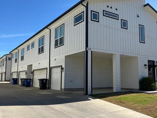 Modern 2 Story Townhome in Dallas Medical District Discover this stunning, newer construction townhome in the heart of Dallas' Medical District. With over 2,400 sq. ft.