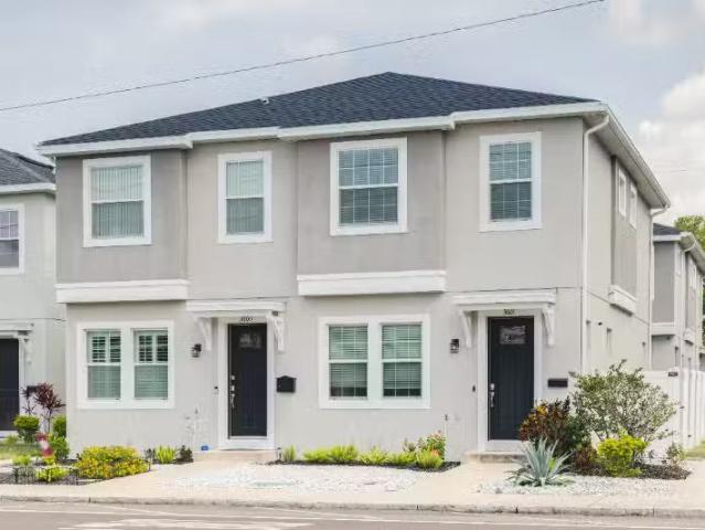 Modern 2BR/2.5BA Townhome w/ Garage & Fenced Yard 5 Mins to D.