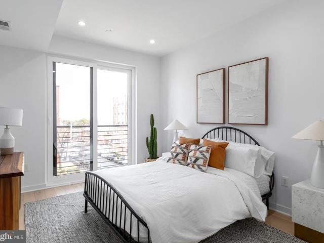 Modern 2BR/2BA with High Ceilings, W&D, Roommate Friendly Floorplan