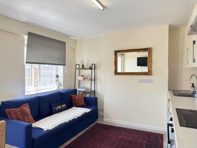 Modern 4 Bed Home with Balcony & Open Plan Living