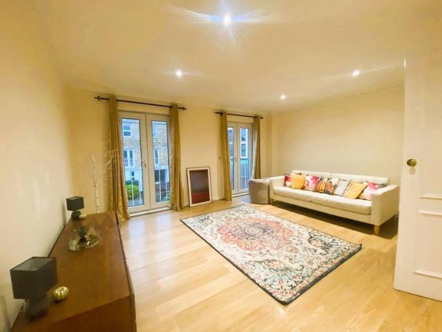 Modern 4 Bed Terraced House Robinscroft Mews SE10