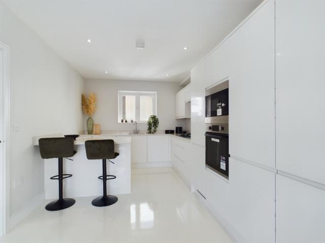 Modern 5 Bed Home, Gated Development, Stunning Views, Large Terrace