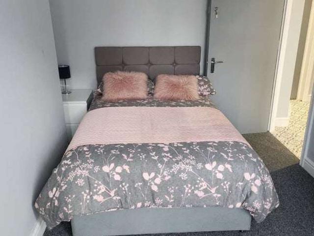 Modern 5 bed Shared House Room 2