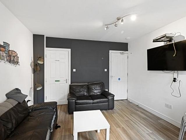 Modern 5 Bed Student Home with Double Bedrooms in a Great Location