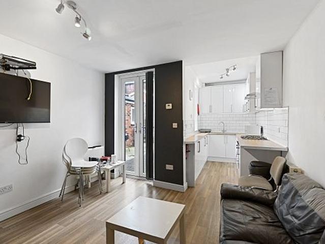 Modern 5 Bed Student Home with Double Bedrooms in a Great Location