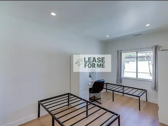 Modern 5 BR Apartment
