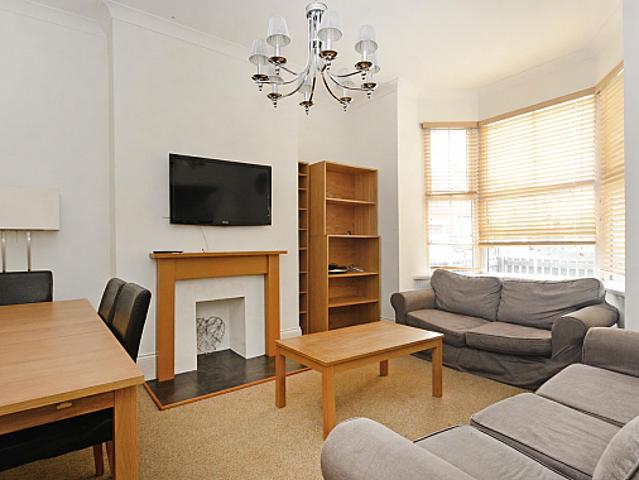 Modern 6 Bed Student House with On Street Parking and Great Amenities