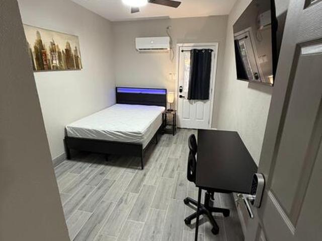 Modern Co Living Near Hobby Airport | 1 Mile to I 45 | Room w/ Desk, Smart TV & Super Fast WiFi