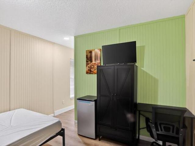 Modern Co Living in Orlando | Free Utilities & Fast Wi Fi | Close to Transit, Shopping, & More! | Security System |Secure, Private Furnished Rooms | Private Parking