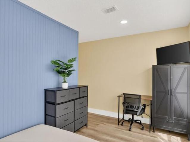 Modern Co Living in Orlando | Free Utilities & Fast Wi Fi | Close to Transit, Shopping, & More! | Security System |Secure, Private Furnished Rooms | Private Parking