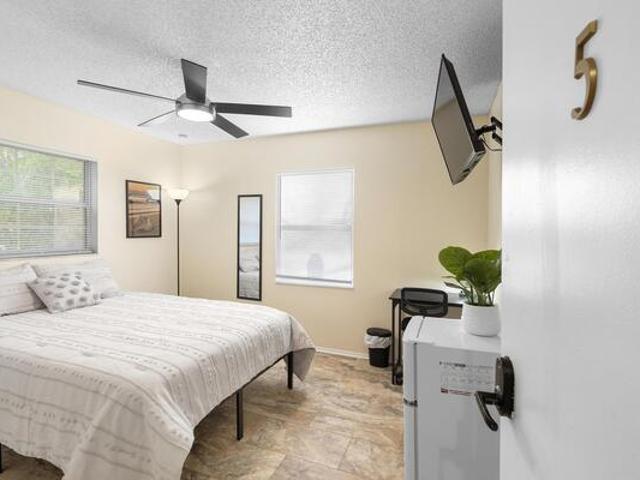 Modern Co living in East Orlando. Private Rooms with Mini Fridge included, shared Lounge, Patio Hangout & weekly cleaning. Just Minutes from UCF, Waterford Lakes Shopping, 408 and more!