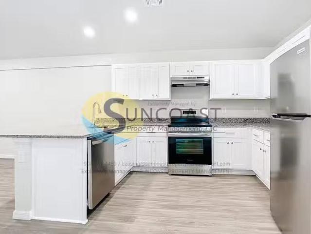Modern Comfort Awaits: New Duplex in Vibrant Port Charlotte 3.