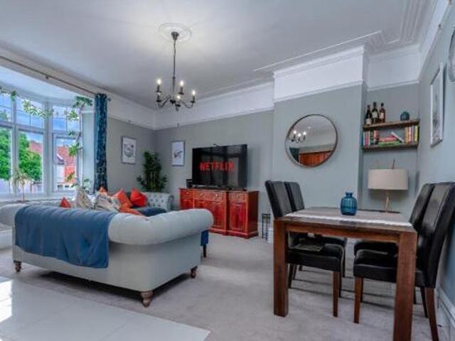 Modern Comfort In Victorian Flat, High Street, 3 Bedroom Flat