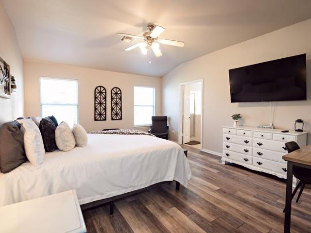 Modern Comfort near Fort Cavazos! ️ Walk to Market