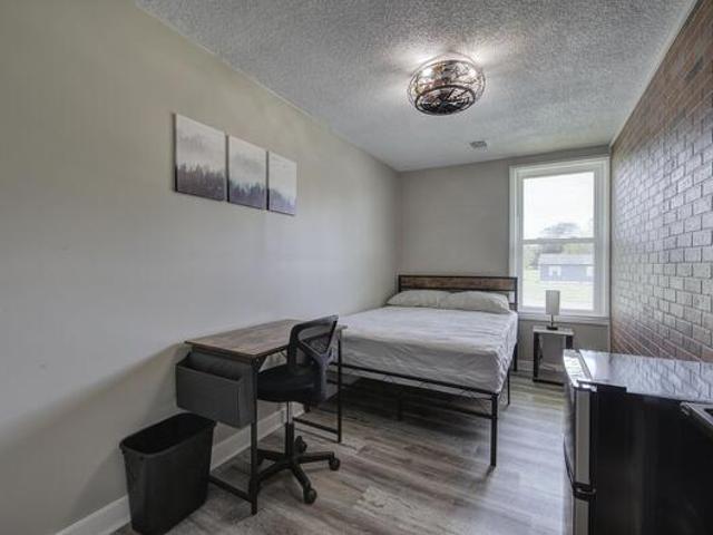 Modern & comfortable Adairsville House with Patio and dual laundry and coffee bars