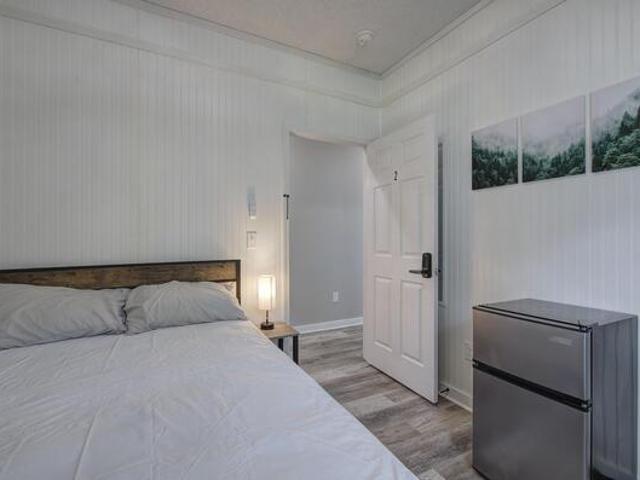 Modern & comfortable Adairsville House with Patio and dual laundry and coffee bars