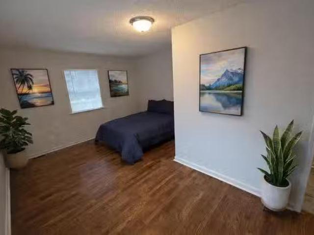 Modern & Comfortable Atlanta Home Furnished, Secure, and Spac.