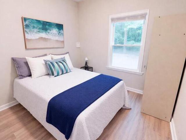 Modern & Comfortable Atlanta Home | Furnished | Secure | Free Wi Fi | Washer & Dryer | Full Kitchen | Bus Stops 1–6 Min Walk