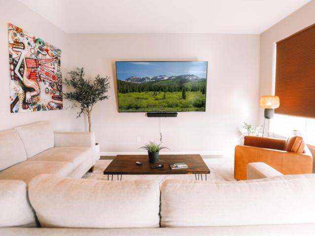 Modern Comfy Commerce City Home Oasis for Professi