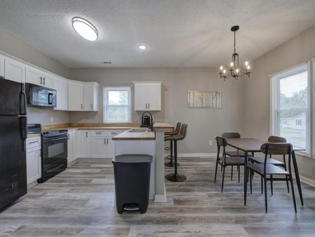 Modern & comfy Adairsville House with Patio and du