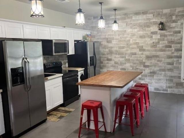 Modern & comfy Union City House with Dining area