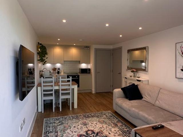 Modern central flat furnished & parking