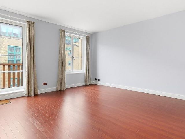 Modern and bright one bedroom apartment with a private balcony, situated in the heart of Shad Thames and benefiting from a 24 hour concierge