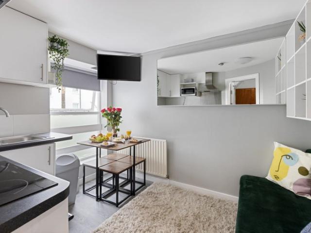 Modern and Cozy 2 Bedroom Flat Available!